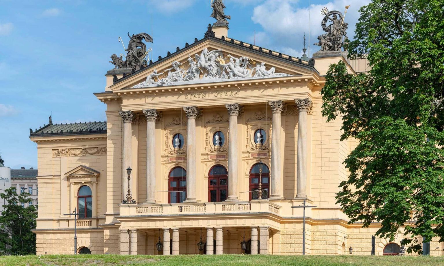 Státní opera Praha dostala po velké rekonstrukci původní krásu a lesk ...